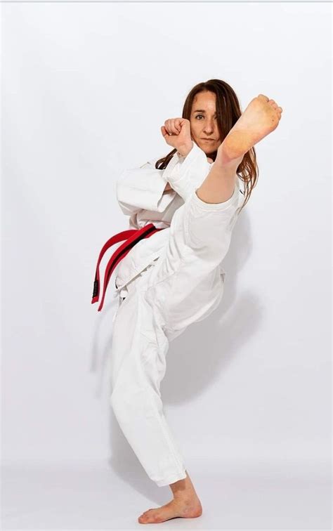 Pin On The Pose Of Beauty Women Karate Martial Arts Women