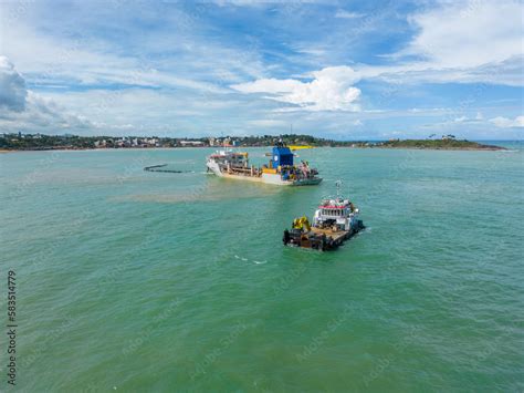 Imagem aérea de obras de engorda da faixa de areia da Praia de Meaípe