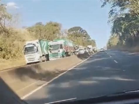 Caminhão tomba e provoca congestionamento na BR 050 em Delta