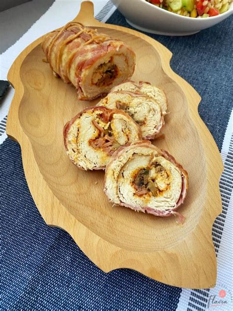 Ruladă din piept de pui cu ciuperci și bacon cu șuncă și cașcaval