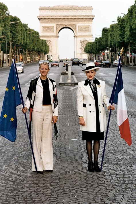 Geneviève de Fontenay en chapeau bicolore manteau blanc et robe noire