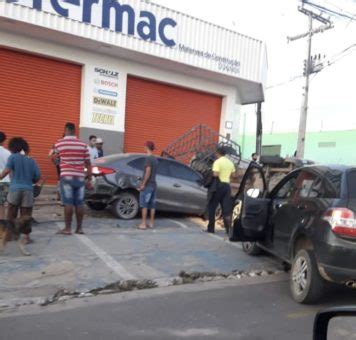 Urgente Dois Carros Colidem E Um Deles Capota Em Frente Ao Radar Na