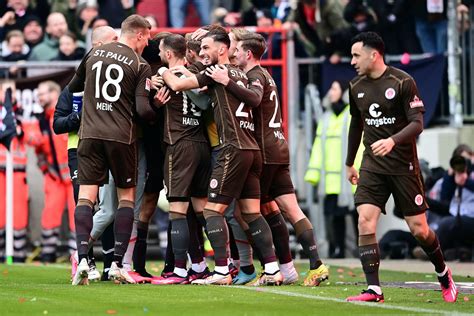 Jetzt im Liveticker So läuft es für den FC St Pauli in Paderborn