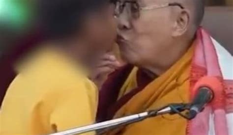 Dalai Lama pidió disculpas por besar a un niño en la boca su Santidad