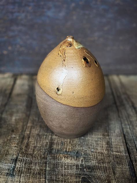 Petit vase boule en grès blanc motifs gravés noirs Gko Céramique