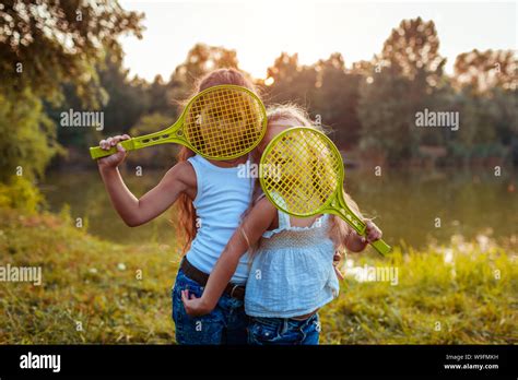 Kleine Mädchen Spaß im Freien nach dem spielen Badminton Schwestern