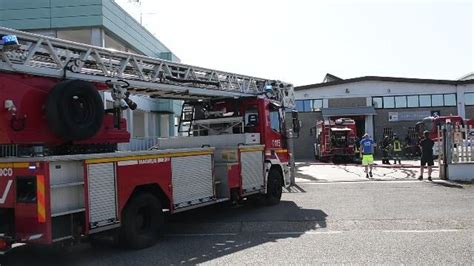 Fiamme A Pavia Incendio Alla Carrozzeria Montegrappa LombardiaNera It