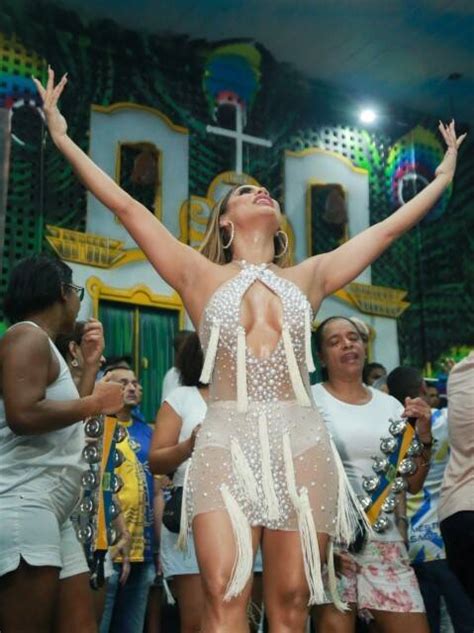 Lexa Cai No Samba Em Ltimo Ensaio Do Ano Da Unidos Da Tijuca