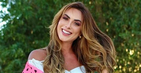 De Biqu Ni Fio Dental Nicole Bahls Clicada Fazendo Topless Na Praia