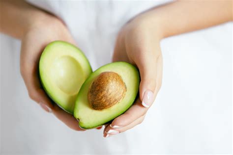 Avocado cosè come si mangia proprietà nutrizionali Deabyday