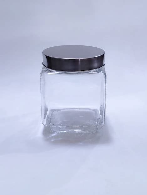 Frasco De Vidrio Cuadrado Con Tapa De Metal Aislado Foto Premium