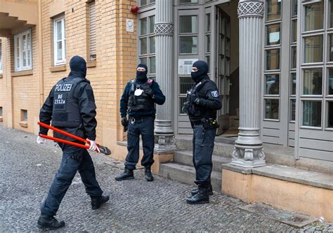 Bilderstrecke zu Berlin Razzia gegen Clan Kriminalität mit Hunderten