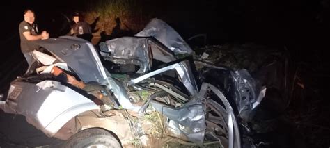 Cinco pessoas morrem após carro sair da pista e bater em árvore em MT