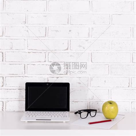 现代手提电脑桌上有空白屏幕的现代高清图片下载 正版图片503972167 摄图网