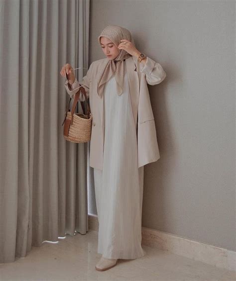10 Ide OOTD Hijab Dengan Blazer Warna Netral Estetik