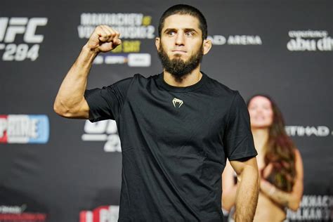 Makhachev revela fecha ideal para poner en juego el cinturón del peso