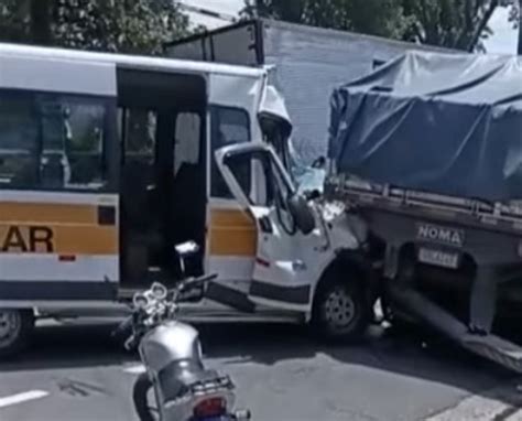 Acidente Envolvendo Van Escolar Carreta E Moto Deixa Pelo Menos Seis