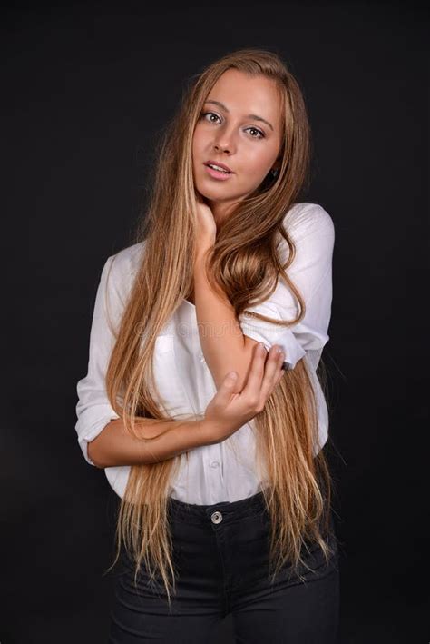 Muchacha Rubia Joven Con El Pelo Largo En Una Camisa Blanca Imagen De