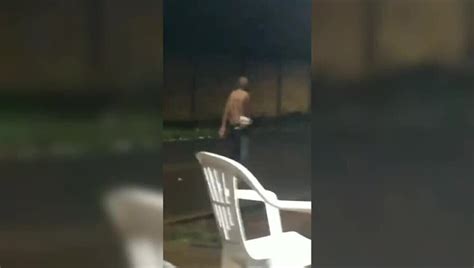 Homem mata o irmão gêmeo facada no coração após briga em bar e