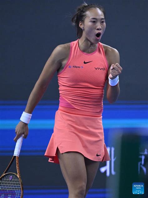 Zheng Qinwen vence Mirra Andreeva e faz 1ª semifinal de WTA 1000 de sua