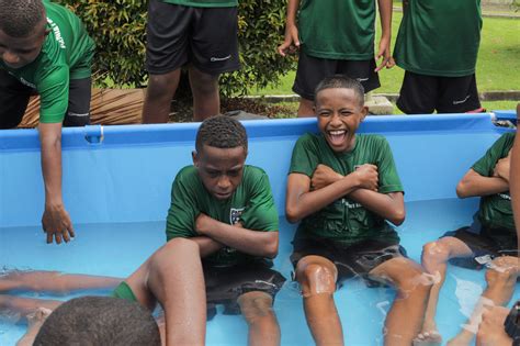Berendam Di Kolam Es Untuk Pemulihan Fisik Papua Football Academy
