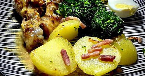 Muslitos de pollo con salsa miel y mostaza con brócoli y patata con ajo