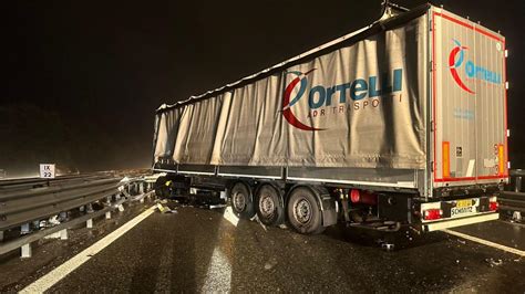 Autostrada A5 Chiusa Per Un Incidente A San Giorgio Canavese La Stampa