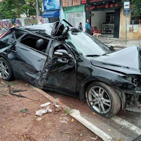 Motorista perde controle de veículo e bate em poste de iluminação na Av