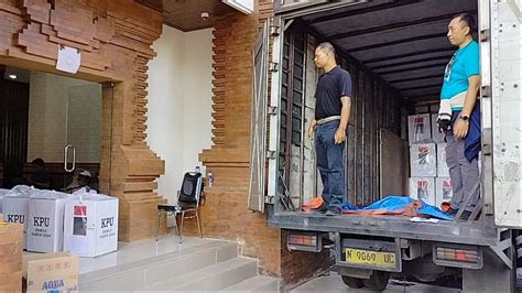 KPU Badung Mulai Distribusikan Logistik Pemilu Ke 62 Desa Dan Kelurahan