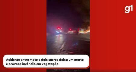 Acidente entre moto e carros deixa uma pessoa morta e provoca incêndio