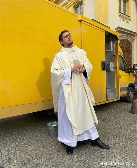 Lorenzo Zurzolo Priest Chicos Famosos Famosos Hombres