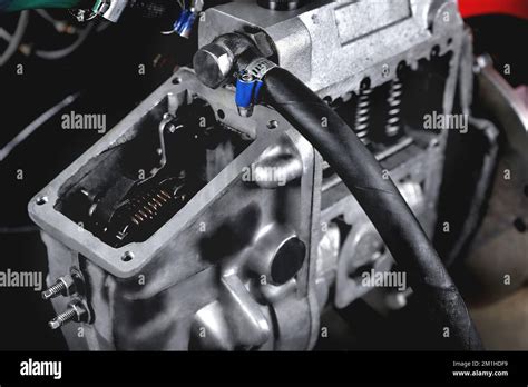 Une pompe à carburant pour un moteur diesel après réparation sur un