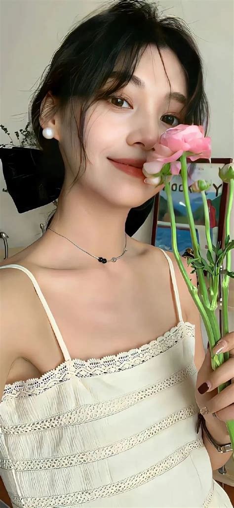 ins高级质感真人美女5月手机壁纸图片高清竖屏 配图网