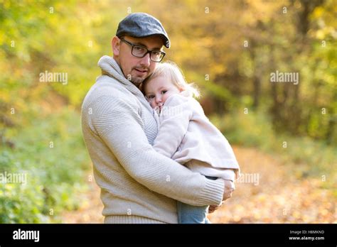 Père portant sa fille dans les bras Banque de photographies et dimages
