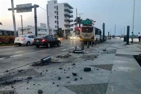 Camión choca contra bolardos del bulevar en Veracruz xeu noticias