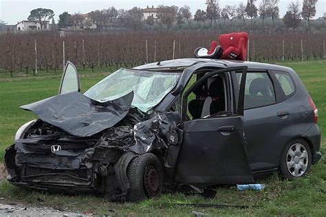 Scontro frontale fra auto cinque feriti uno è grave