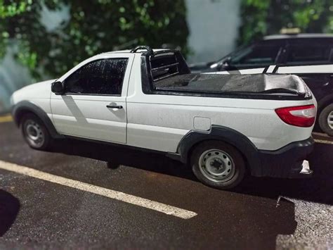 Homem furta carro de amante após ser flagrado ela por namorada em