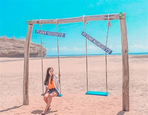 Kawasan Wisata Pantai Ngiroboyo Di Pacitan Juga Dialiri Oleh Aliran