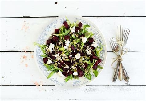 SAŁATKA Z PIECZONYCH BURAKÓW Z RUKOLĄ I SEREM FETA COOKmagazine