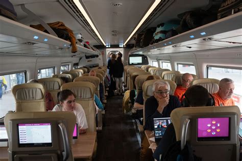 Renfe cambia dos trenes Alvia por AVE y añade 2 500 plazas semanales
