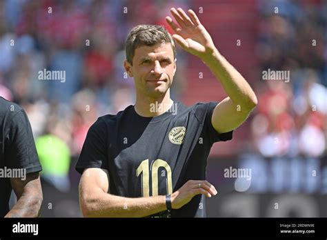 Thomas MUELLER M LLER FC Bayern Munich Waving Waving Action