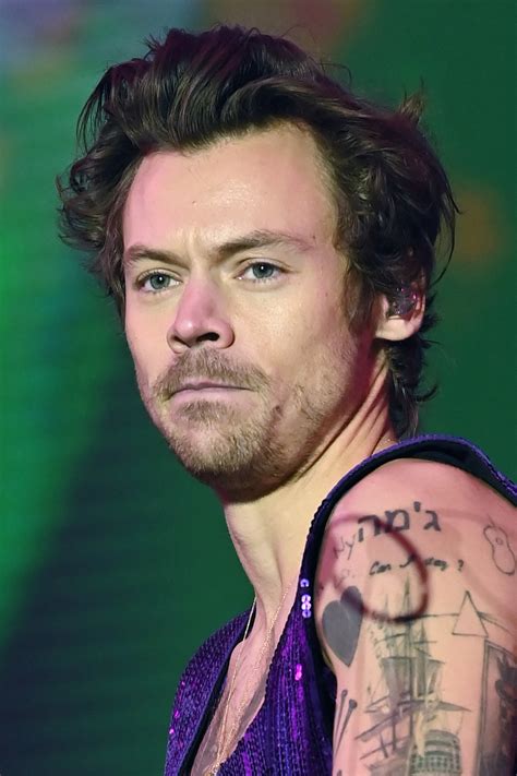 Harry Styles Hit In The Eye After Fan Threw Skittles Onstage