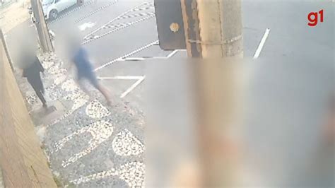 VÍDEO câmera de segurança flagra momento em que mulher é jogada no