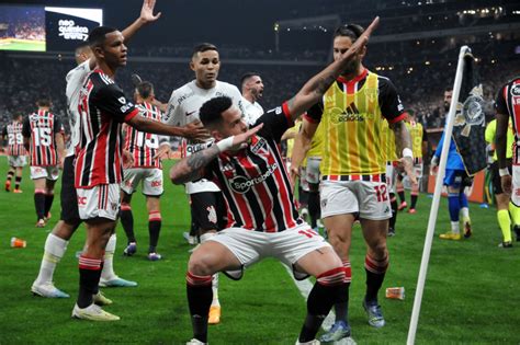 Veja o que arbitragem justificou para dar cartão amarelo a Luciano em