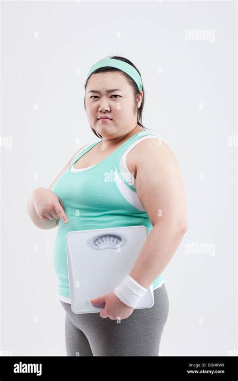Ein Dickes M Dchen In Einem Fitness Studio Outfit H Lt Eine Waage