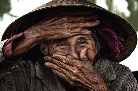 Khoảnh khắc nụ cười ẩn giấu và hành trình trở thành cụ bà Việt đẹp