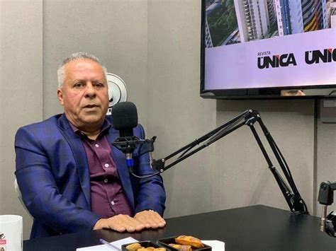 Chico 2000 se irrita e manda intimar Prefeitura por placas na calçada