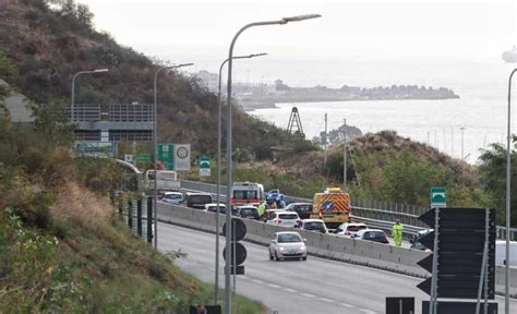 Reggio Calabria Grave Incidente In Autostrada Scontro Tra 6 Auto