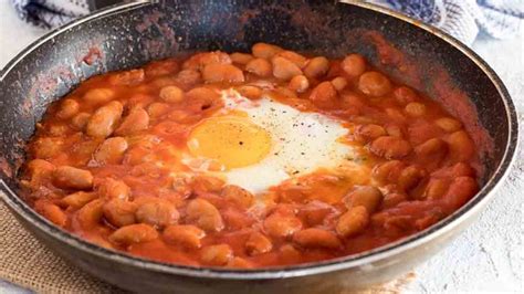 Haricots aux œufs et à la sauce tomate une recette saine économique