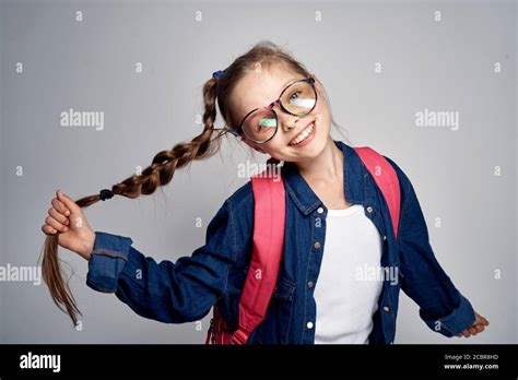 Schulmädchen mit rosa Rucksack Swoosh Pigtail Spaß Lernen Licht